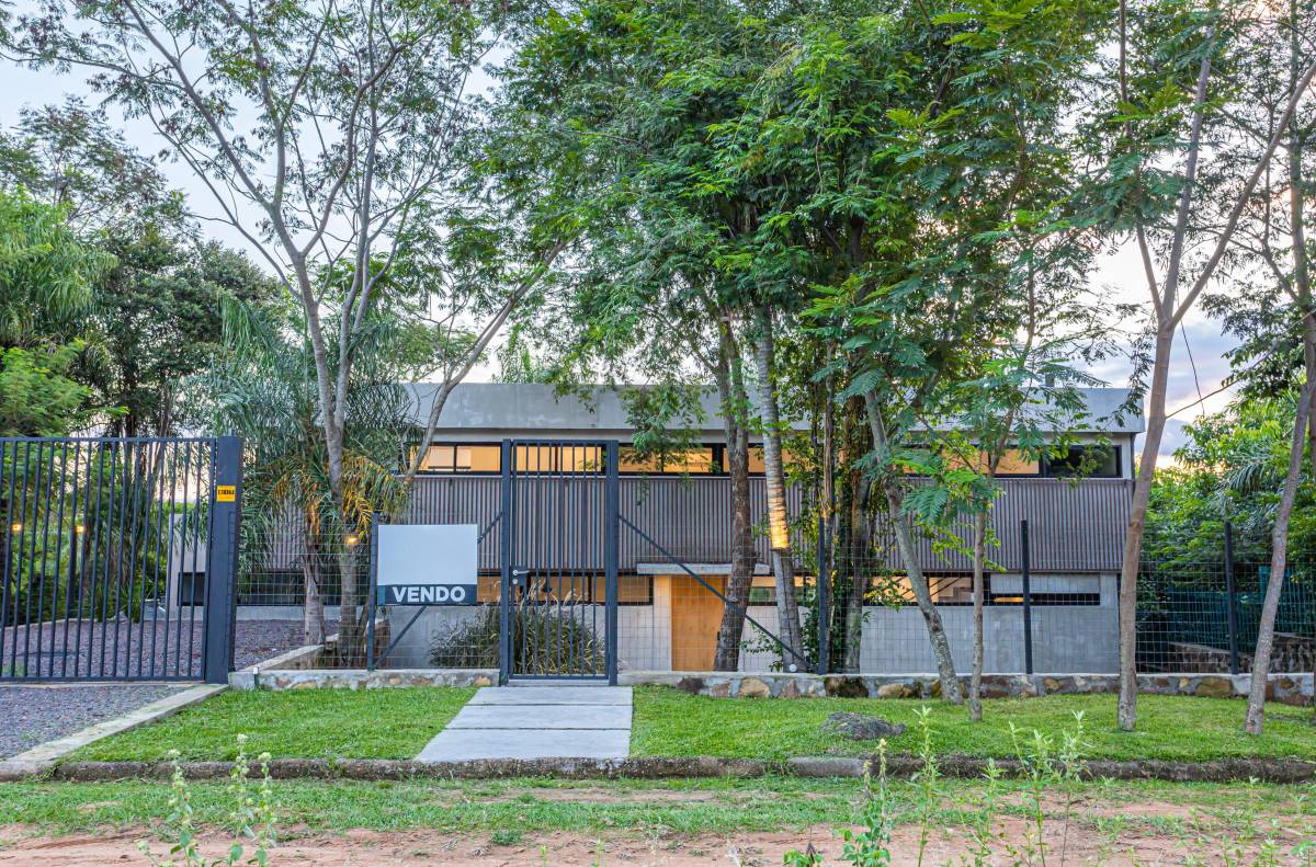 VENDO CASA MODERNA A ESTRENAR EN SANBER CON VISTA AL LAGO. Ref #Y715EE - infocasas.com.py