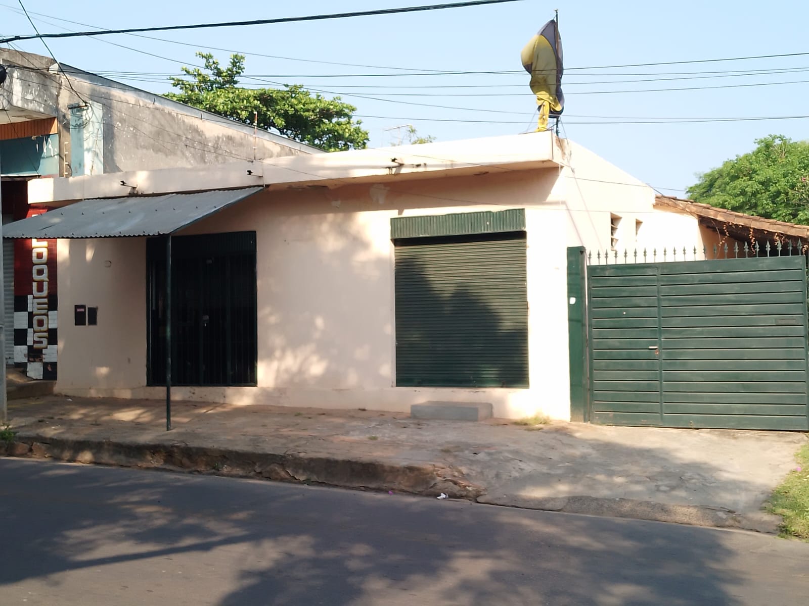 Alquilo amplia casa con Salon comercial en Luque. Ref #R2D19D