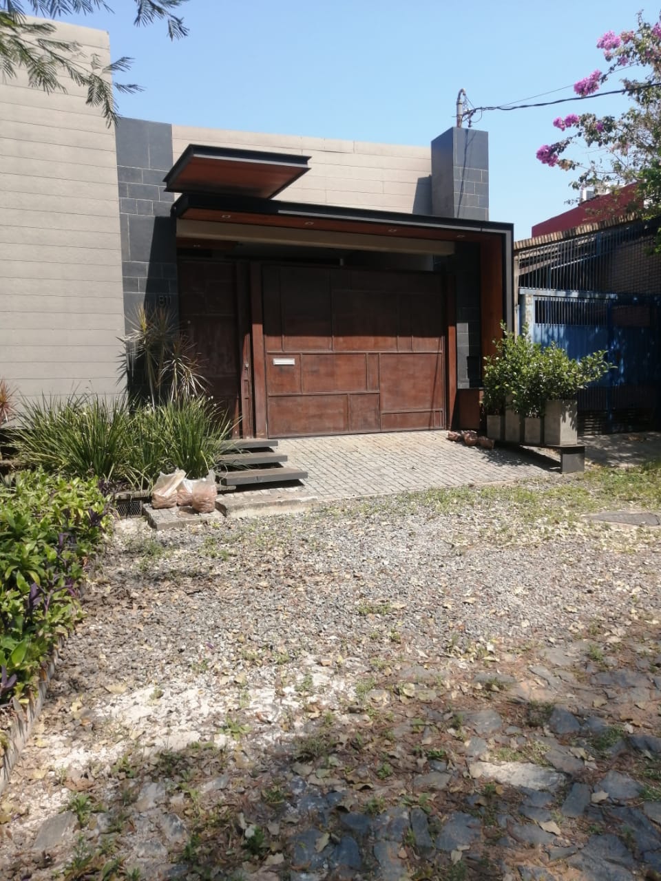 ALQUILO CASA TIPO LOFT CON PISCINA EN LAS MERCEDES. Ref #CB4249 - infocasas.com.py