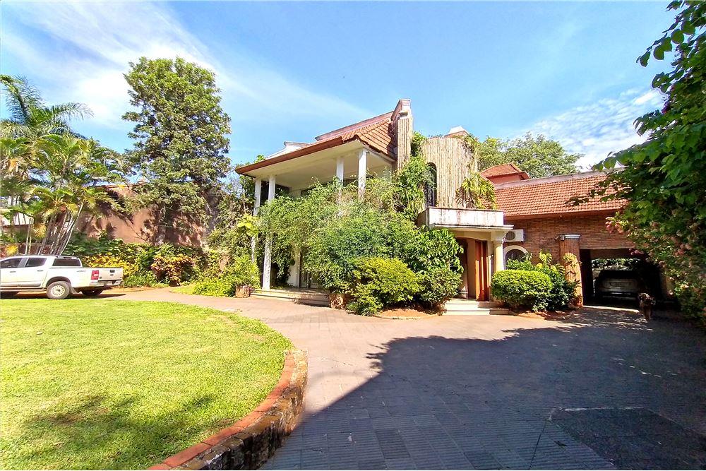 VENDO HERMOSA Y AMPLIA RESIDENCIA EN LOS LAURELES. Ref #BF0F60 - infocasas.com.py
