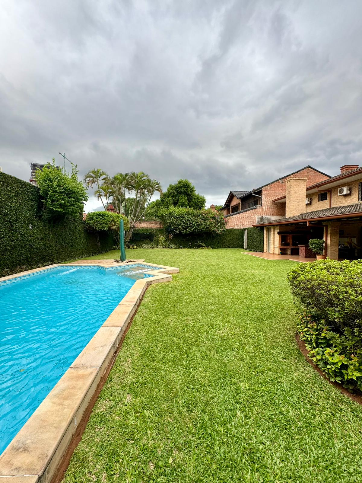 Vendo amplia casa en Las Lomas Carmelitas . Ref #T985B1 - infocasas.com.py