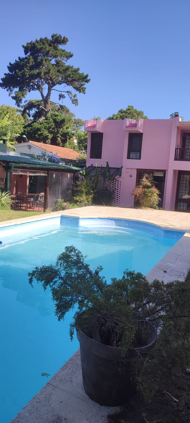 Casa Cerca De Playa Con Barbacoa, Piscina Y Cochera. Zona Tranquila. Ref #CC60F4 - infocasas.com.uy