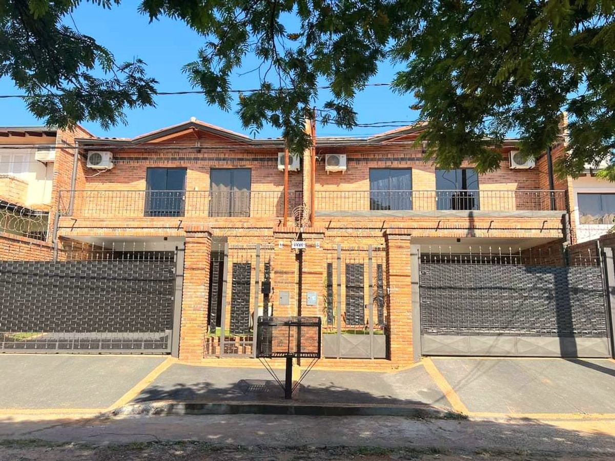 ALQUILO DÚPLEX CON PILETA EN BARRIO MBURUCUYA ‼️ . Ref #H9C507 - infocasas.com.py