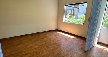 Alquilo: Oficina Estilo Colonial Con Estacionamiento Para 12 Vehículos. Ref #FEBD70