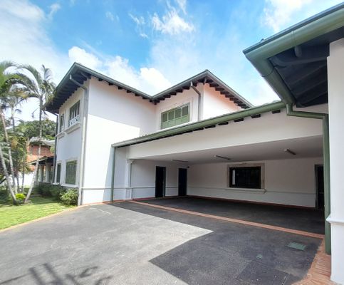 ALQUILO AMPLIA CASA EN LOS LAURELES . Ref #X2D7FD - infocasas.com.py