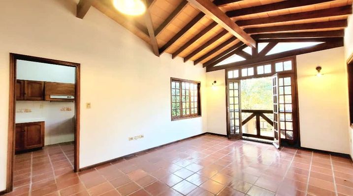 Alquilo Amplia Casa de 6 habitaciones, para Vivienda u Oficina. Ref #U233D1 - infocasas.com.py