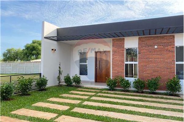 Casa - Venta - Paraguay Central Luque. Ref #S3B038 - infocasas.com.py