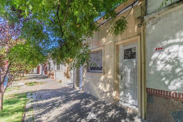 VENTA CASA EN LA BLANQUEADA, 3 DORMITORIOS Y PATIO. Ref #C6AA76