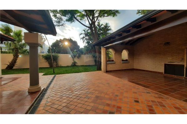 Alquilo Amplia y Luminosa Casa de dos Plantas. Ref #V3B6A9 - infocasas.com.py