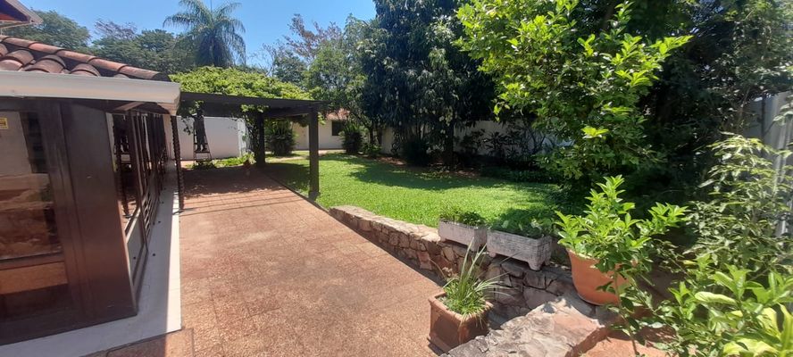 Alquilo amplia casa con estudio independiente. Ref #XA3AD6 - infocasas.com.py