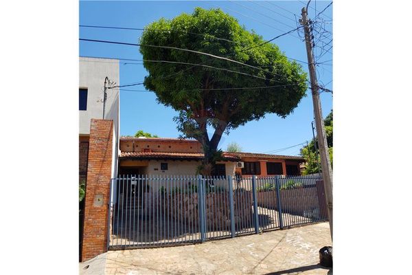 ALQUILO CASA EN BARRIO HIPODROMO. Ref #E8DEB6 - infocasas.com.py