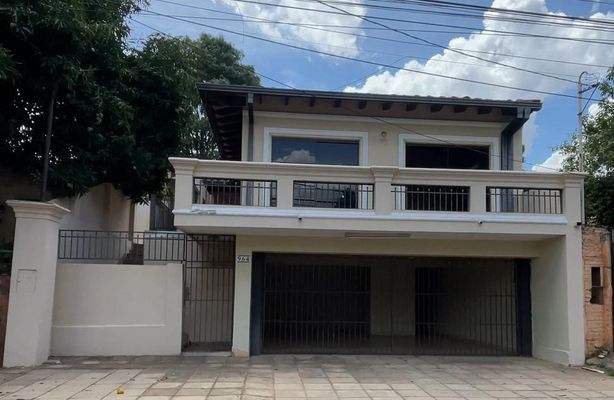 VENDO HERMOSA CASA EN BARRIO HIPODROMO . Ref #AA0EF2 - infocasas.com.py