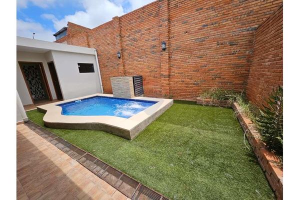 ALQUILO CASA c/PISCINA LUQUE. Ref #N1FFC2 - infocasas.com.py