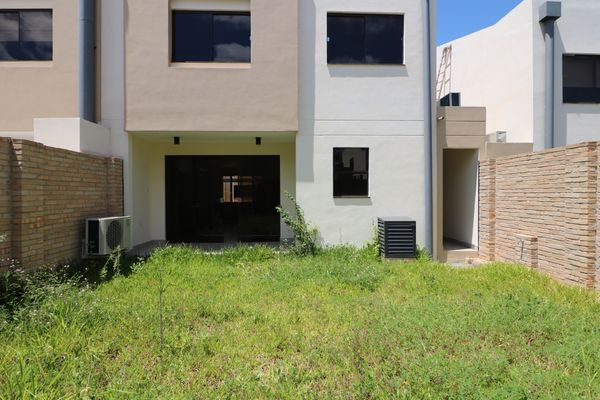 ALQUILO DUPLEX 3 DORMITORIOS BOULEVARD LOS JARDINES LUQUE. Ref #P7A4A8 - infocasas.com.py