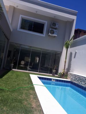 VENDO HERMOSA CASA MINIMALISTA CON PISCINA ZONA MCAL ESTIGARRIBIA . Ref #82B2C - infocasas.com.py