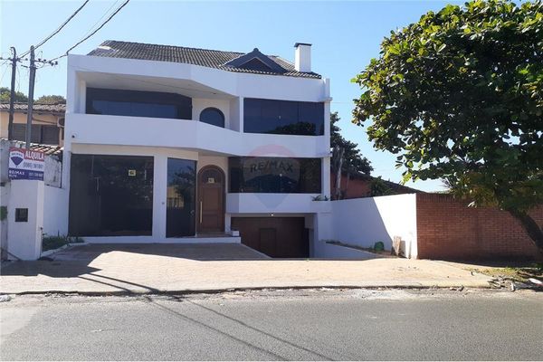 IMPONENTE Y AMPLIA RESIDENCIA DE 5 NIVELES EN BARRIO MBURICAÓ DE ASUNCIÓN. Ref #F88835 ...