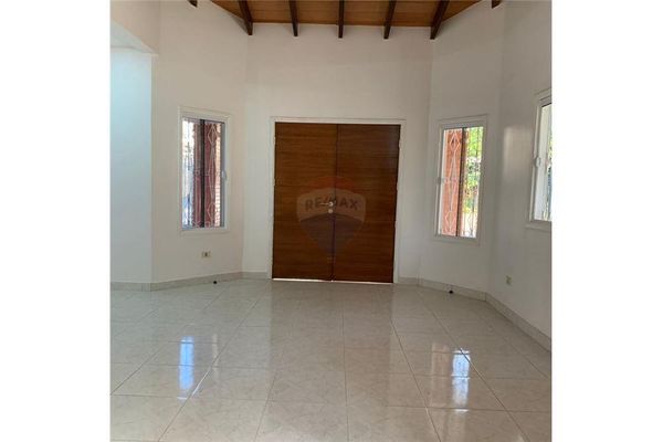 ALQUILO AMPLIA Y MODERNA CASA EN LA ZONA MAS TOP DE LUQUE. Ref #S572D8 - infocasas.com.py