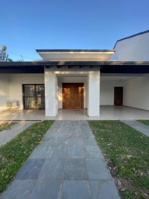 ALQUILO HERMOSA Y AMPLIA CASA EN BARRIO HERRERA . Ref #ZF1A0C - infocasas.com.py