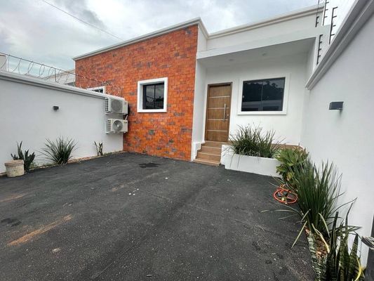 ALQUILO CHALET EN LAMBARÉ. Ref #B84368 - infocasas.com.py
