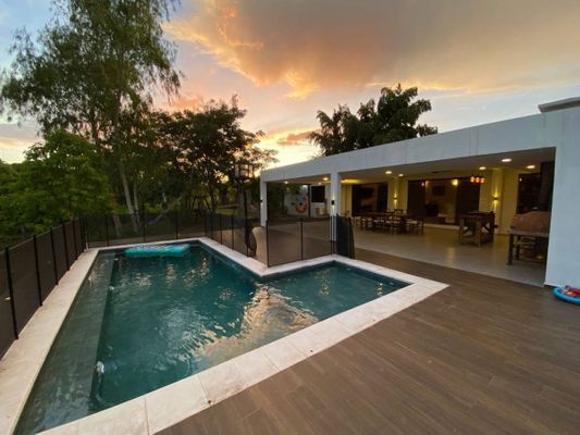 ALQUILO CASA CON 1500 M2 DE PATIO Y PISCINA CON DECK Mariano Roque Alonso. Ref #Y3E272 ...