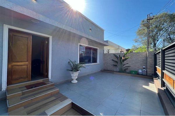 VENDO HERMOSA RESIDENCIA EN BARRIO TERMINAL. Ref #U5D3E7 - infocasas.com.py