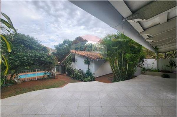 ALQUILO AMPLIA CASA CON PISCINA EN EL BARRIO MCAL. ESTIGARRIBIA DE ASUNCIÓN. Ref #QCD8D0 ...