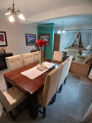 Venta de casa con buena ubicación en el barrio Hipódromo.. Ref #LA263F - infocasas.com.py