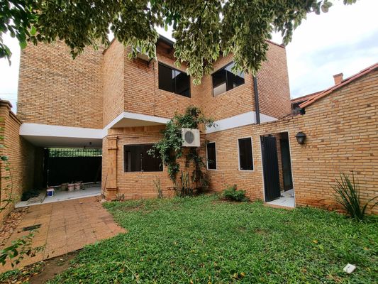 Alquilo hermoso duplex en Los Laureles. Ref #FF12EC - infocasas.com.py