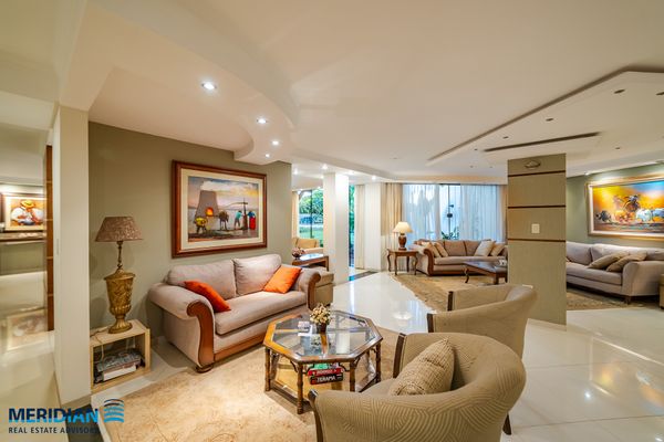 Elegante Residencia en Villa Aurelia - 1000 m2 de terreno!. Ref #WEE730 - infocasas.com.py