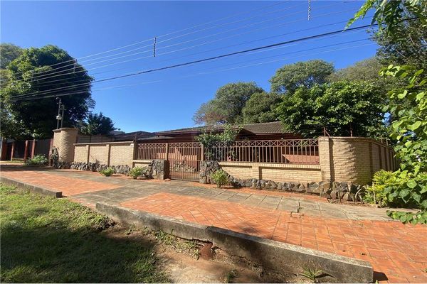 ALQUILO AMPLIA CASA EN LOMA MERLO LUQUE. Ref #IB6DC5 - infocasas.com.py