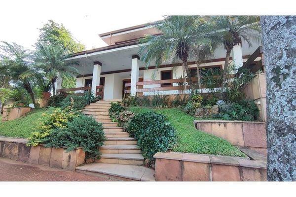 VENDO IMPONENTE CASA EN LOS LAURELES ZONA RESIDENCIAL. Ref #U3A12A - infocasas.com.py