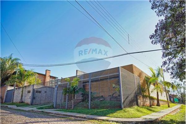 Alquilo amplia y lujosa residencia en Barrio las Golondrinas de Loma Pyta. Ref #N723AC ...