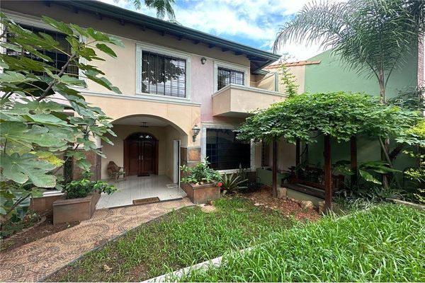 ALQUILO AMPLIA CASA EN LAS LOMAS CARMELITAS. Ref #E23614 - infocasas.com.py