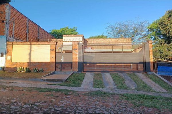 ALQUILO CASA CON PATIO EN LAMBARE BARRIO SAN ROQUE. Ref #BC4582