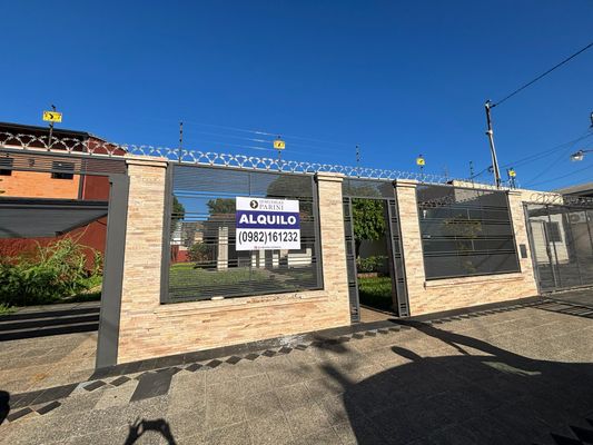 Alquilo Amplia Casa De 3 Dormitorios! Zona Fernando Zona Sur. Ref #U9E1A1