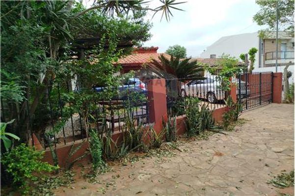 VENDO AMPLIA CASA EN LAMBARÉ. Ref #O74F68