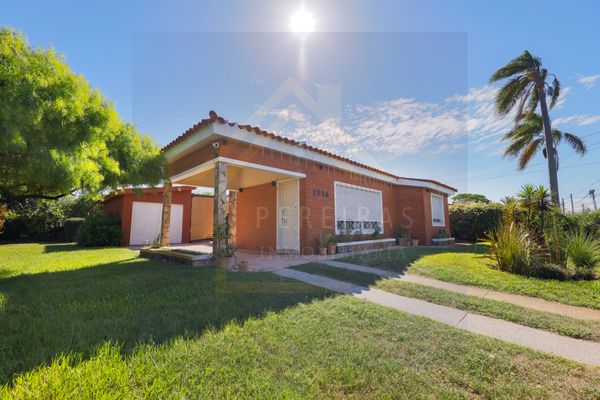 SE VENDE HERMOSA CASA EN LAGOMAR SUR . Ref #L7EF5F - infocasas.com.uy