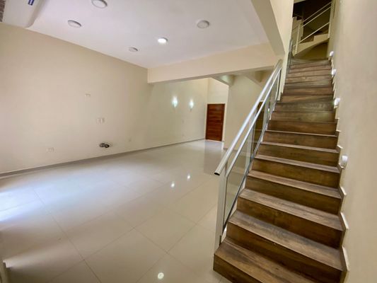 Alquilo Triplex En Ycua Sati Con 3 Dormitorios En Suite. Ref #T83A77