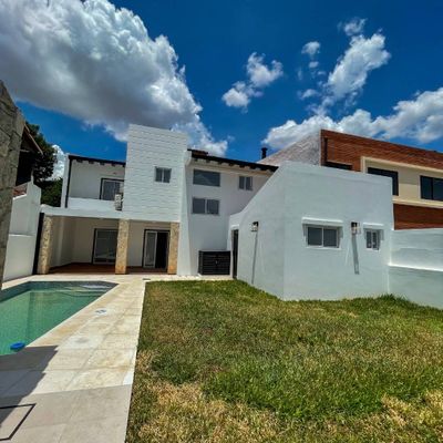 ALQUILO HERMOSA CASA REMODELADA EN EL BARRIO MBURUCUYA. Ref #T7BF28 - infocasas.com.py