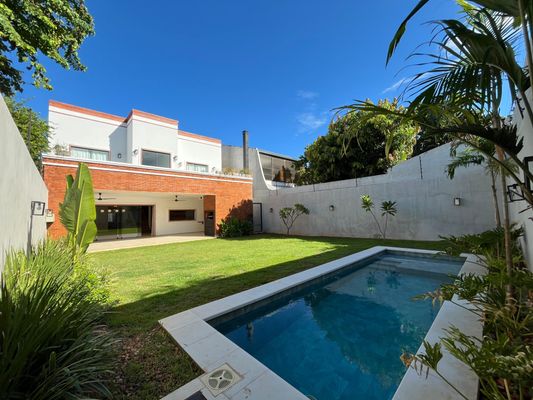 ALQUILO MODERNA CASA CON PISCINA EN LUQUE. Ref #Q74594