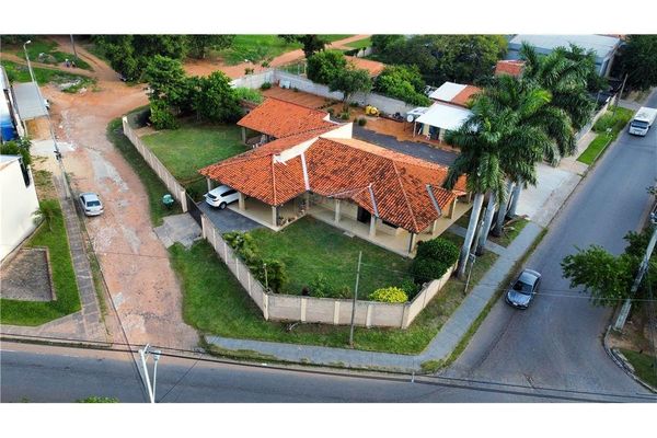 VENDO AMPLIA CASA EN LOMA PYTA DOBLE ESQUINA. Ref #N91B87