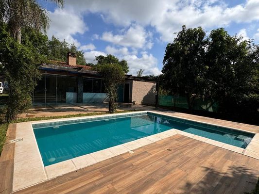 ALQUILO HERMOSA CASA EN SAN BERNARDINO, ZONA ANFITEATRO. Ref #A4B5EB - infocasas.com.py