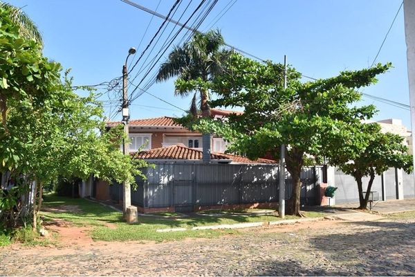 VENDO AMPLIA CASA EN MBURUCUYA ZONA RESIDENCIAL. Ref #D7EC41 - infocasas.com.py