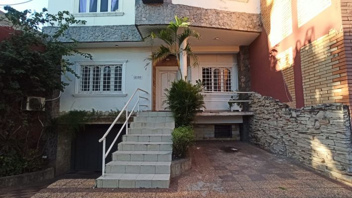 ALQUILO CASA CON OFICINAS Y DEPARTAMENTO ZONA CRISTO REY. Ref #P1B970 - infocasas.com.py