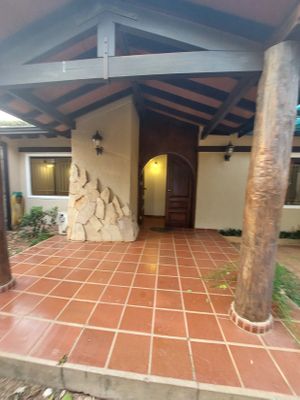 Alquilo Amplia Casa estilo colonial en Fernando de la Mora Zona Norte cod 003. Ref #T112BF ...