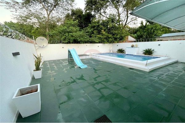 VENDO CHALETE CON PISCINA EN LUQUE. Ref #A5D81D - infocasas.com.py