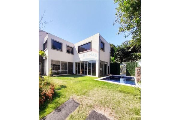 VENDO CASA EN BARRIO MBURUCUYÁ S/ AV. MOLAS. Ref #LB4A5E