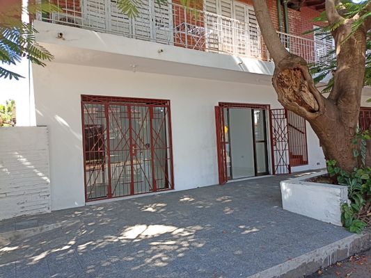 Local comercial de 6.6 x 6.4 en Villa Aurelia, sobre Facundo Machain c ...