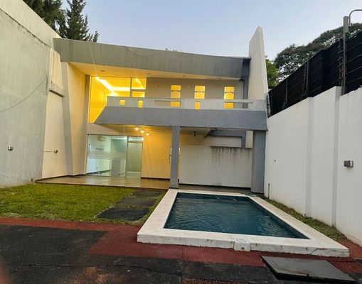 ALQUILO CASA EN LOS LAURELES PARA VIVIENDA/OFICINA. Ref #VAE5D2 - infocasas.com.py