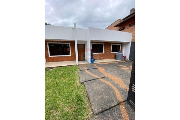 ALQUILO MODERNA CASA EN SAN LORENZO. Ref #GF6704 - infocasas.com.py